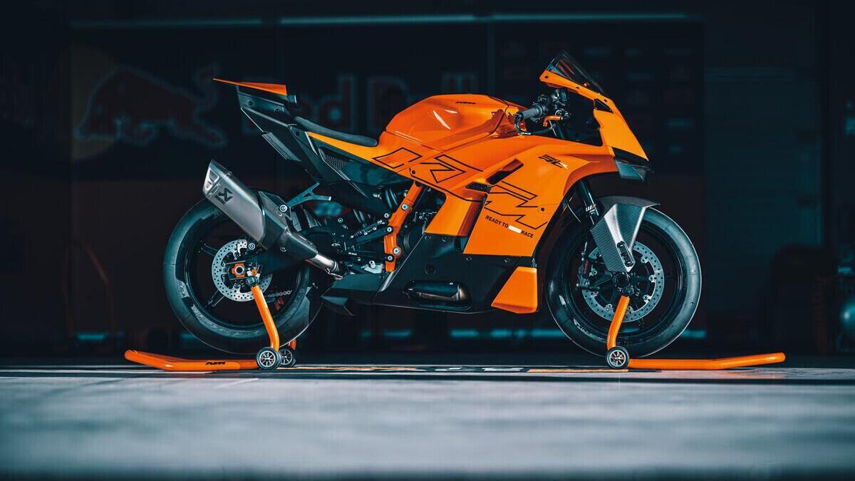 KTM 990 RC R 2026: lei è l'erede della RC8. Ecco il prezzo [VIDEO E ...