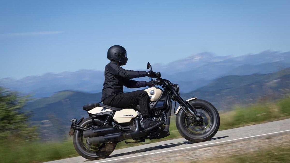 Benelli Leoncino Bobber 400: la power cruiser di Pesaro che sfida il ...