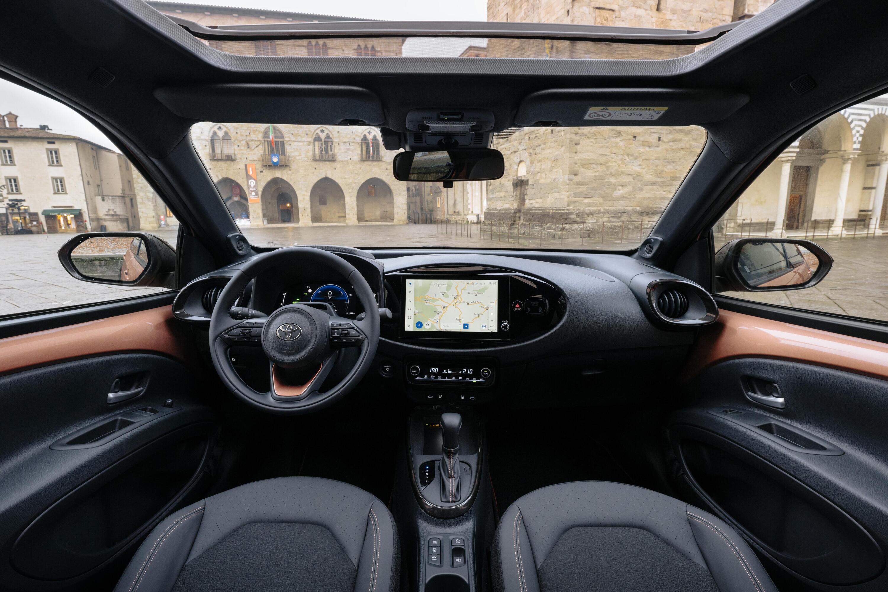 Toyota Aygo X Hybrid: con lei, andrete poche volte dal benzinaio (e il ...
