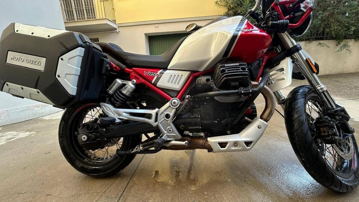 Vendo Moto Guzzi V85 TT Evocative Graphics (2021 - 23) usata a Milano ...