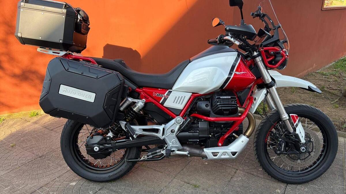 Vendo Moto Guzzi V85 TT Evocative Graphics (2019 - 20) usata a Latina ...